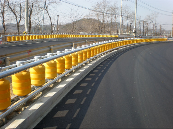 Highway Safety Rolling Guardrail Barrier Crash Barrier Eva Rolling Barrels
