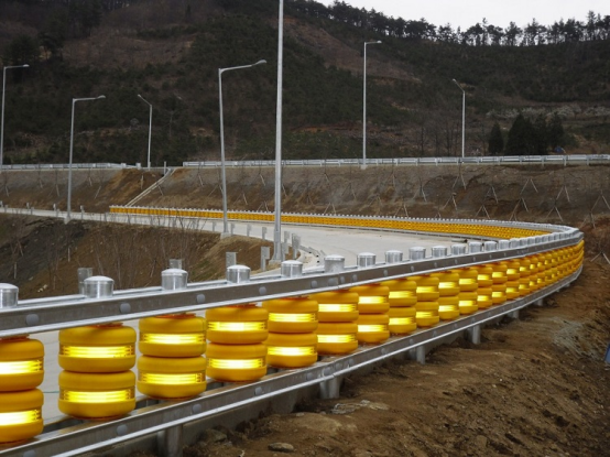 Traffic Safety Eva Buckets Rolling Anti Crash Guardrail Road Roller Barrier