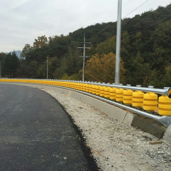 Traffic Safety Eva Buckets Rolling Anti Crash Guardrail Road Roller Barrier