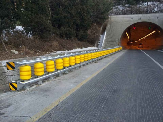 Roadway Traffic Safe EVA Roller Barrier Safety Roller Crash Barrier