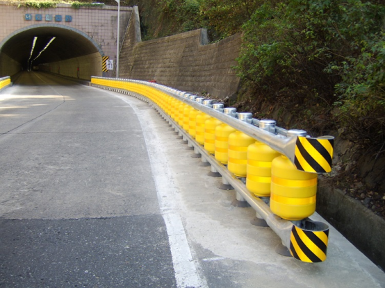 Roadway Traffic Safe EVA Roller Barrier Safety Roller Crash Barrier
