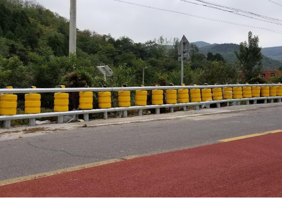 Roadway Traffic Safe EVA Roller Barrier Safety Roller Crash Barrier