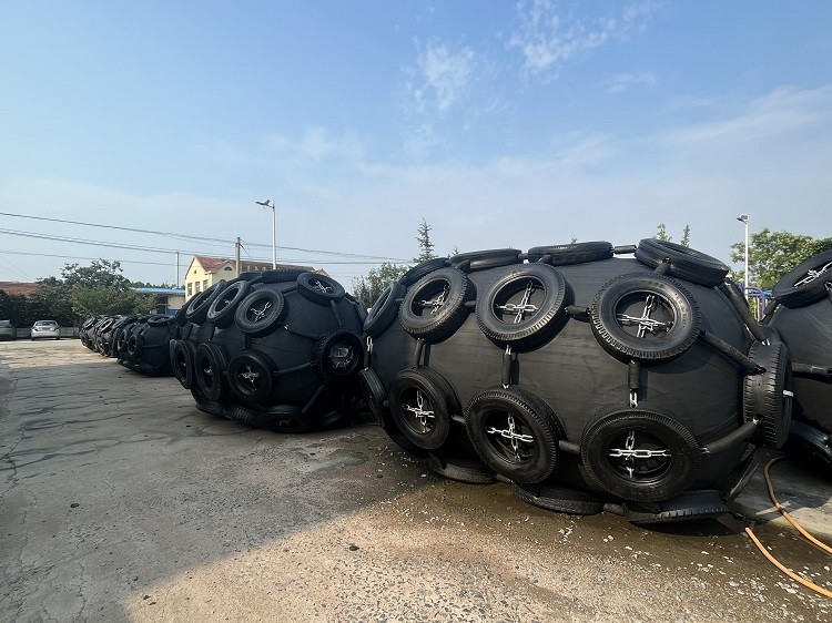 50Kpa Pneumatic Rubber Fenders Yokohama Type For Jetty