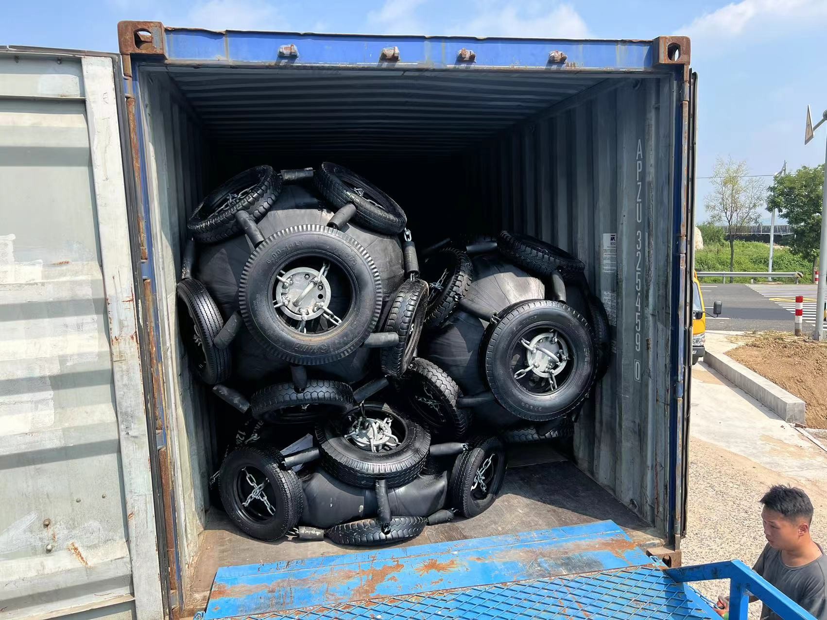 High Pressure Black Colour Yokohama Pneumatic Rubber Fender For Marine ...