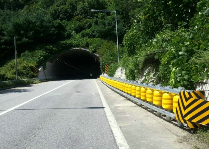 Red Color Protective Safety Roller Barrier For Tunnel Entrance Tunnel ...