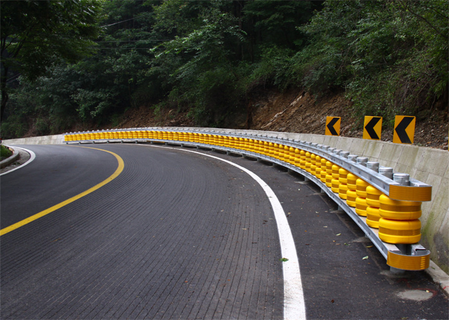 Highway Crash Cushion Barrier Safety Roller Fence For Fork Road